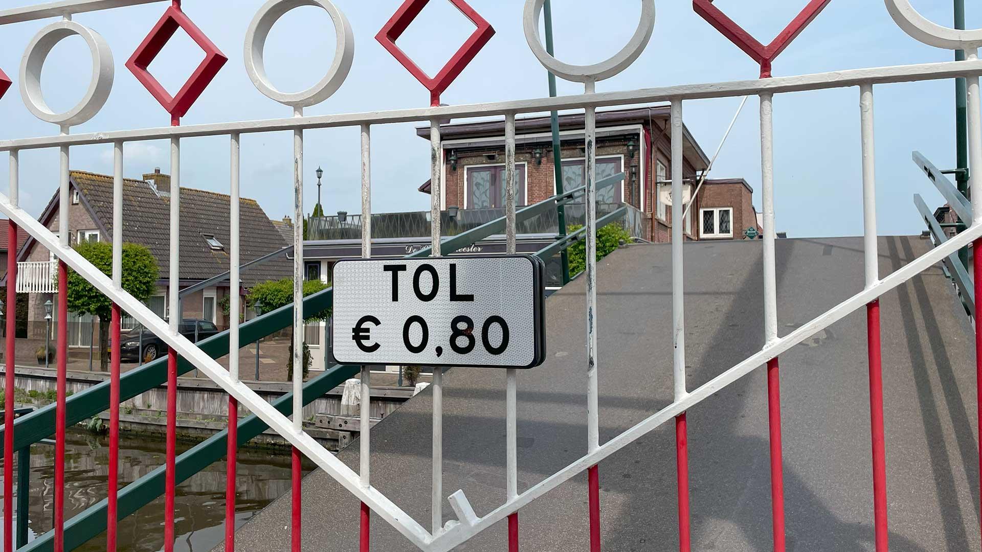 Bij de laatste tolbrug van Nederland moet je (nog) contant betalen
