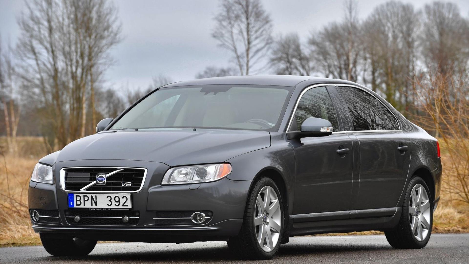 Deze (zeer zeldzame) verlengde Volvo S80 met heerlijke V8 kan van jou ...