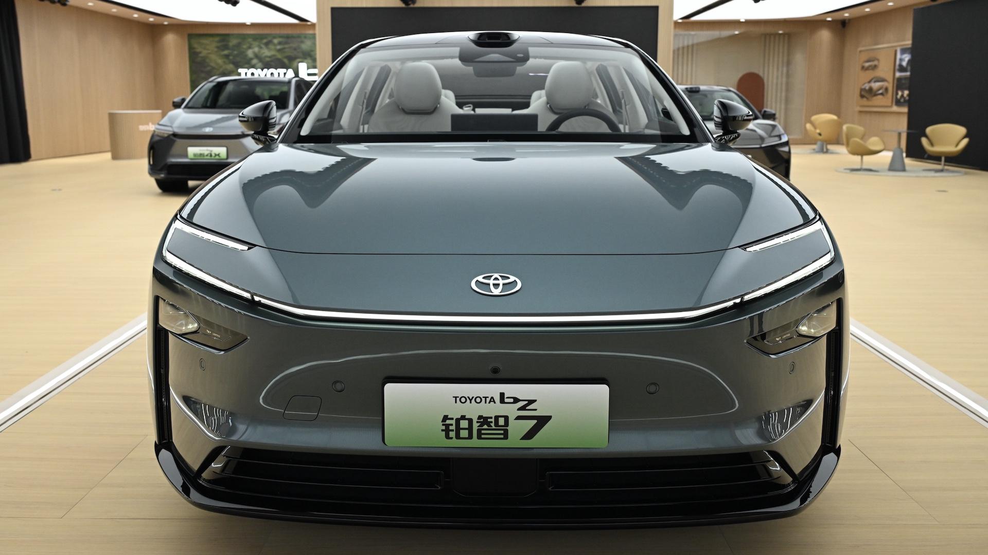 Toyota bZ7 (2026) is een sportieve Toyota-sedan voor 25 mille - TopGear