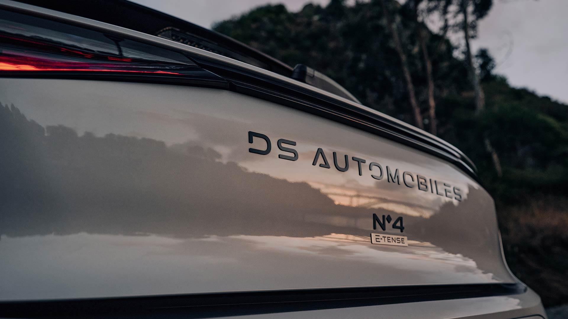 Laat je een crossover staan voor deze chique DS No4 E-Tense?