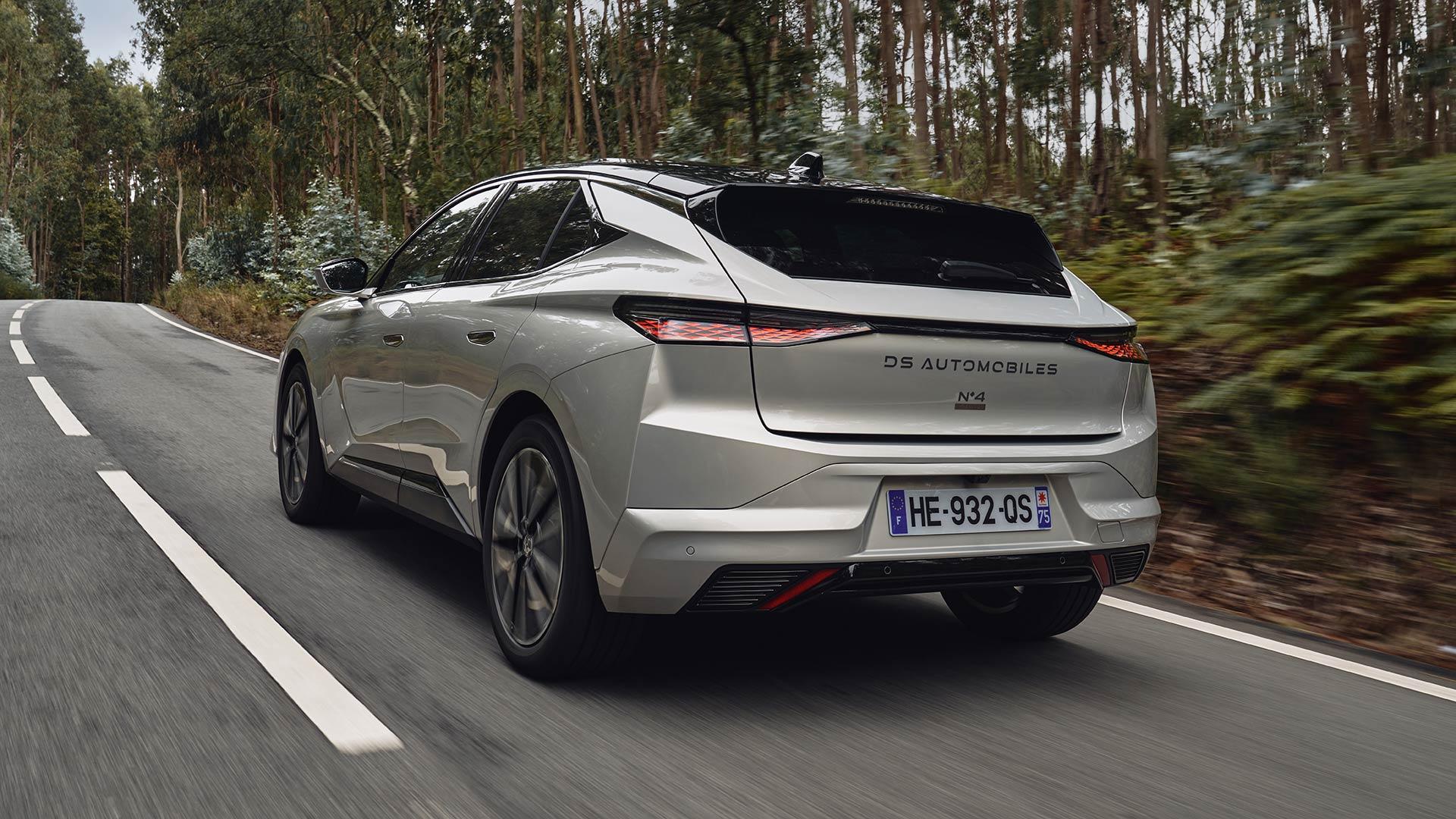 Laat je een crossover staan voor deze chique DS No4 E-Tense?