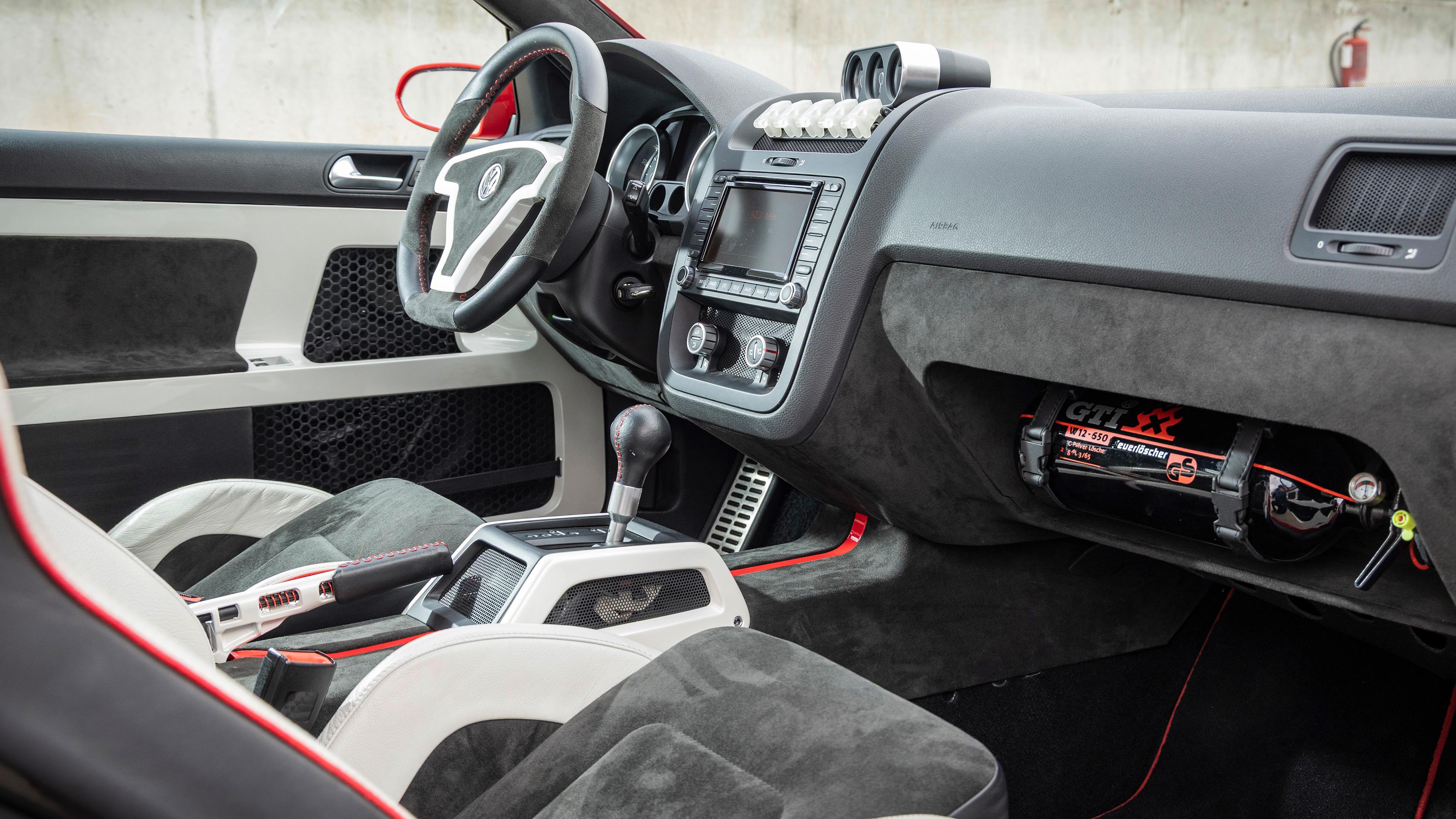 De Volkswagen Golf GTI W12-650 leeft nog en is nu rood (2026)