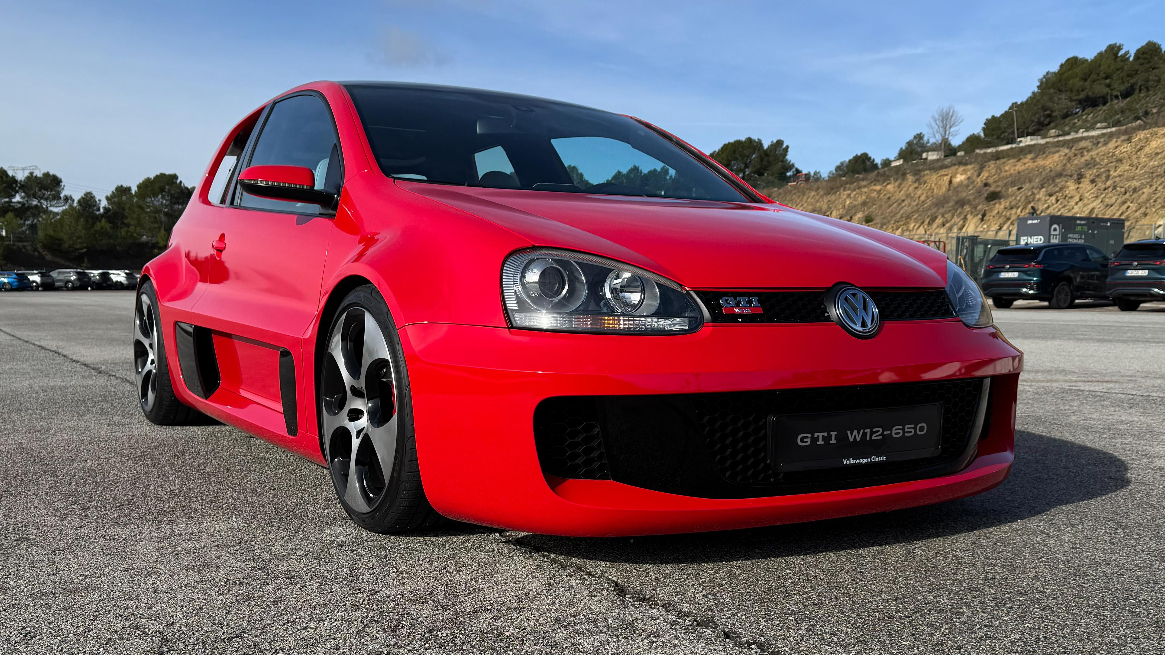 De Volkswagen Golf GTI W12-650 leeft nog en is nu rood (2026)