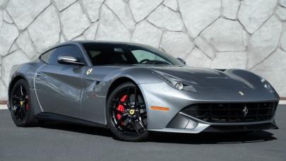 Beter stop je voor deze politie Ferrari F12 - TopGear