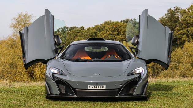 Witte Ferrari 458 Speciale en McLaren 675 LT staan samen te koop