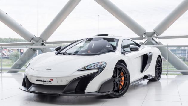 Witte Ferrari 458 Speciale en McLaren 675 LT staan samen te koop