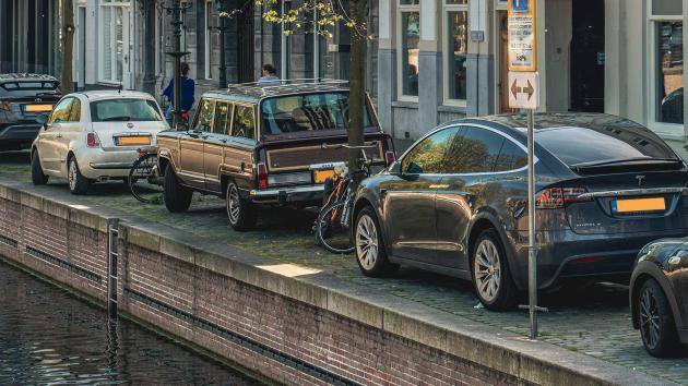 De eerste Tesla Model 3 ooit - dit is hem - TopGear Nederland