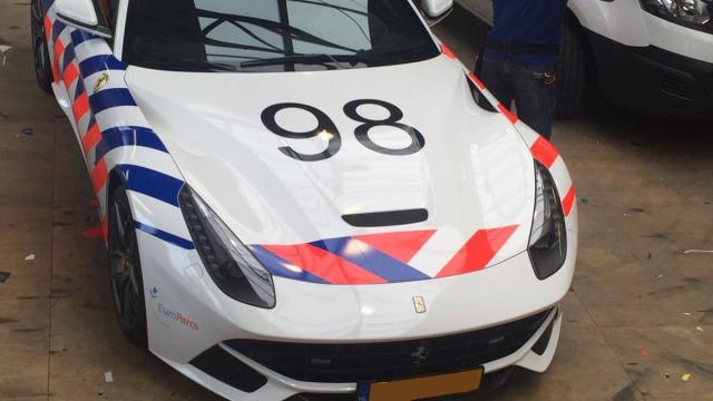 Beter stop je voor deze politie Ferrari F12 - TopGear