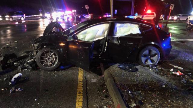 Tesla Model 3 crasht met 100 km/u - TopGear Nederland