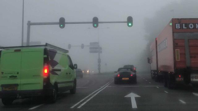 Stoplichten op groen door te seinen met grootlicht?