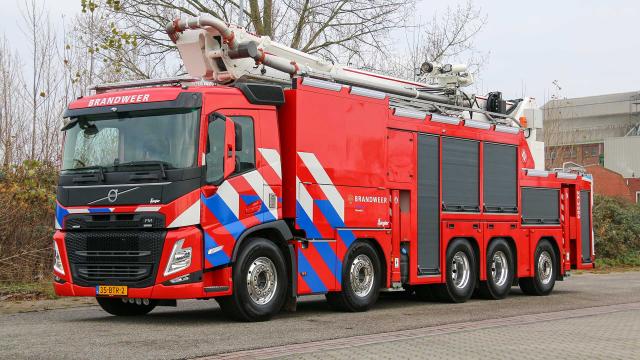 Deze Ziegler Volvo FM 10x4 brandweerauto blust 115 meter ver