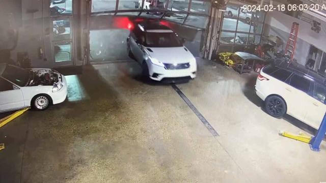 VIDEO: Autodieven gebruiken Range Rover Velar als stormram - TopGear