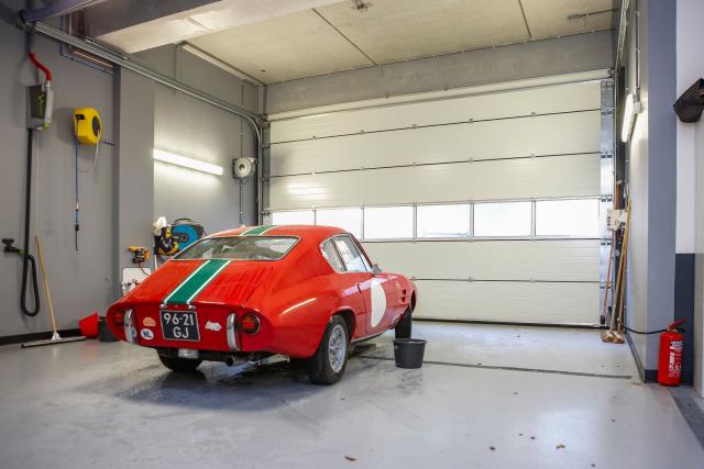 Dit Nederlandse huis heeft zijn eigen autobrug en showroom - TopGear