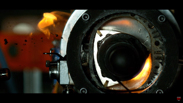 Opengewerkte wankelmotor in slow motion - TopGear