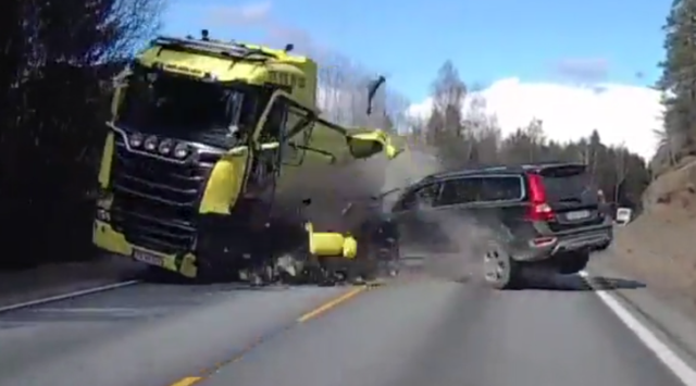Volvo XC70 crasht hard, niemand raakt gewond - TopGear