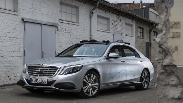 Mercedes met flitslichten is de oplossing - TopGear Nederland