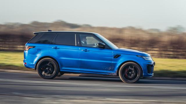 Jeep Trackhawk vs Range Rover Sport SVR - rijtest en specs - TopGear