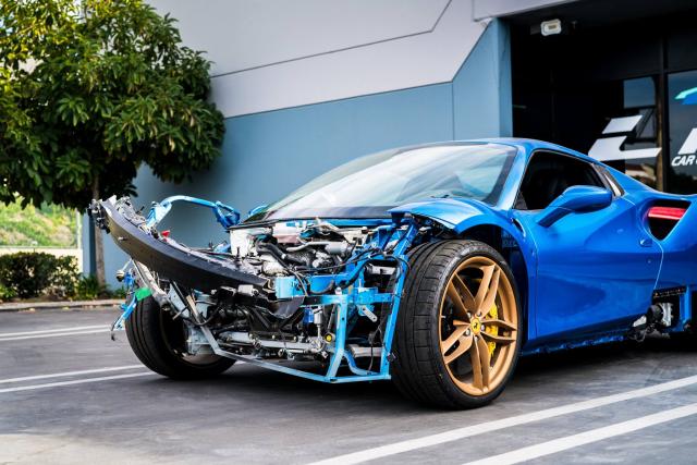 Gecrashte Ferrari perfect opgelapt in timelapse - TopGear Nederland