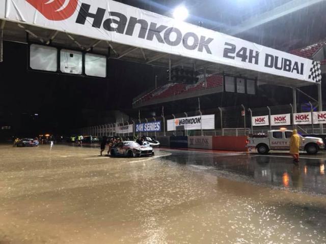 Overstroming Dubai verdrinkt auto’s - TopGear Nederland