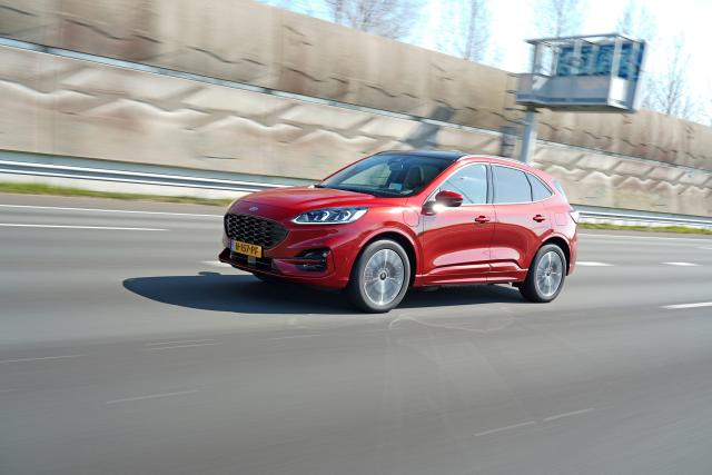 Ford betaalt benzine voor klanten met PHEV door laadproblemen