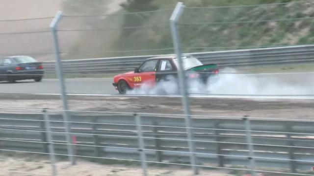 Gespinde Mazda MX-5 veroorzaakt bijna dubbele crash op Zandvoort - TG