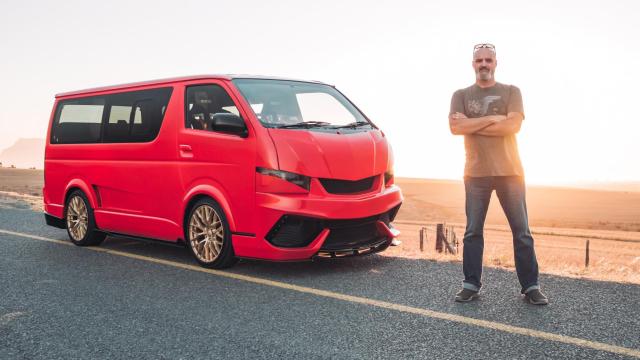 Deze minivan heeft een twin-turbo V12 (550 pk!) en een Aventador-bodykit