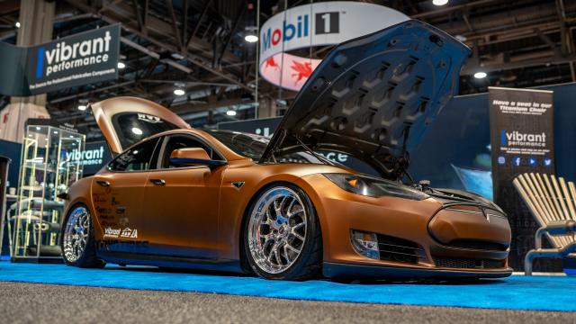 Nieuwszender laat precies enige V8-Tesla ter wereld zien in item over EV's