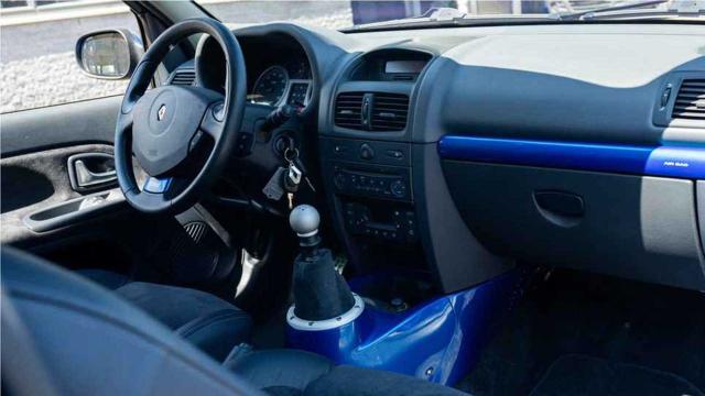 Bijna nieuwe Renault Clio V6 te koop in Nederland