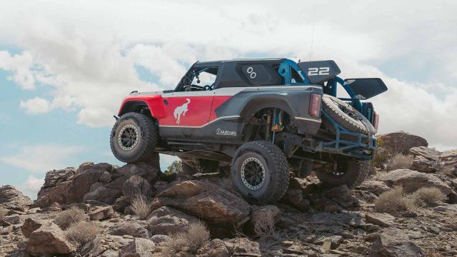 Ford Bronco Raptor vs Ford F-150 Raptor R - TopGear