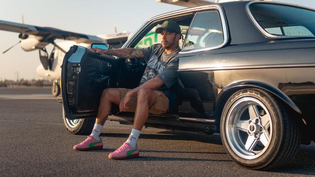 Lewis Hamilton gebruikt vrije dag om te parachutespringen - TopGear