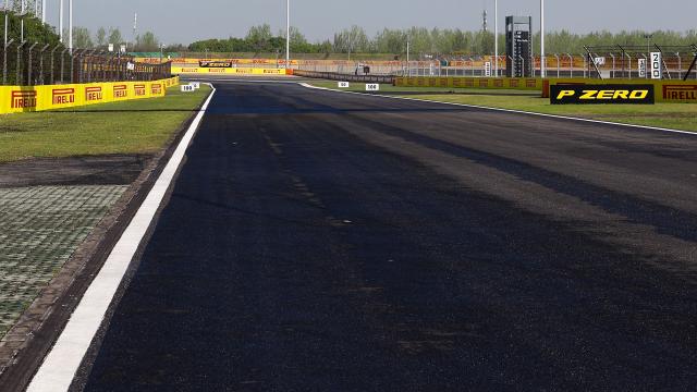Waarom het asfalt van het F1-circuit in China soms donkerder - TopGear