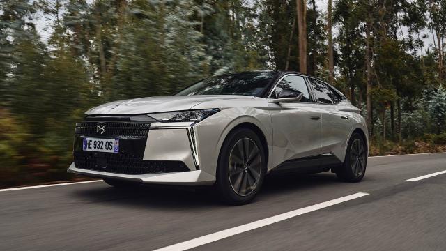 Laat je een crossover staan voor deze chique DS No4 E-Tense?