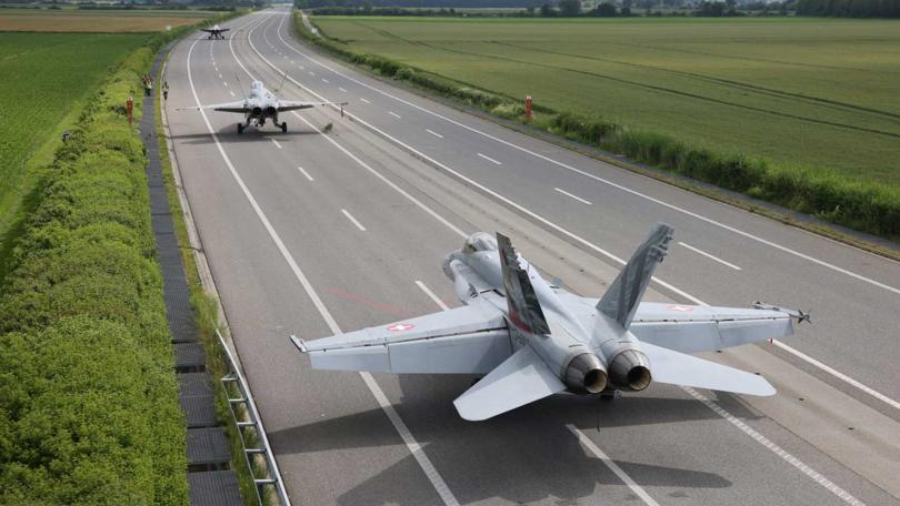 Straaljager landt op de snelweg in Zwitserland tijdens oefening