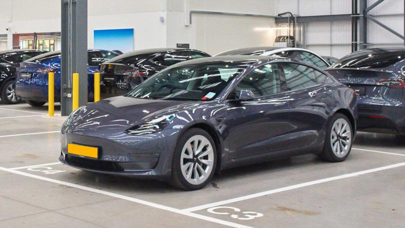 De eerste Tesla Model 3 ooit - dit is hem - TopGear Nederland