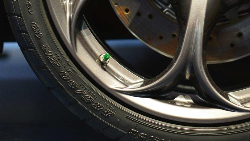 Zo check je hoe oud banden zijn met de DOT-code - TopGear