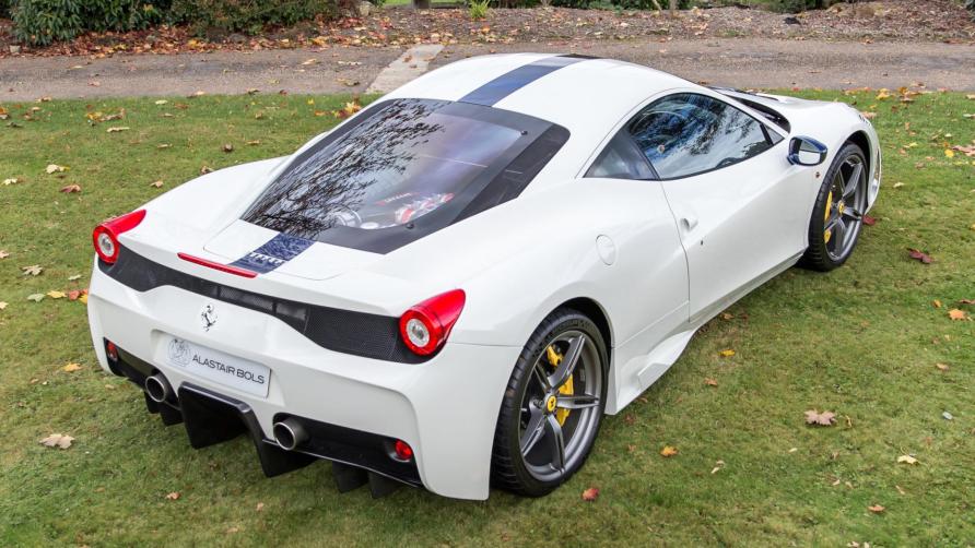 Witte Ferrari 458 Speciale en McLaren 675 LT staan samen te koop