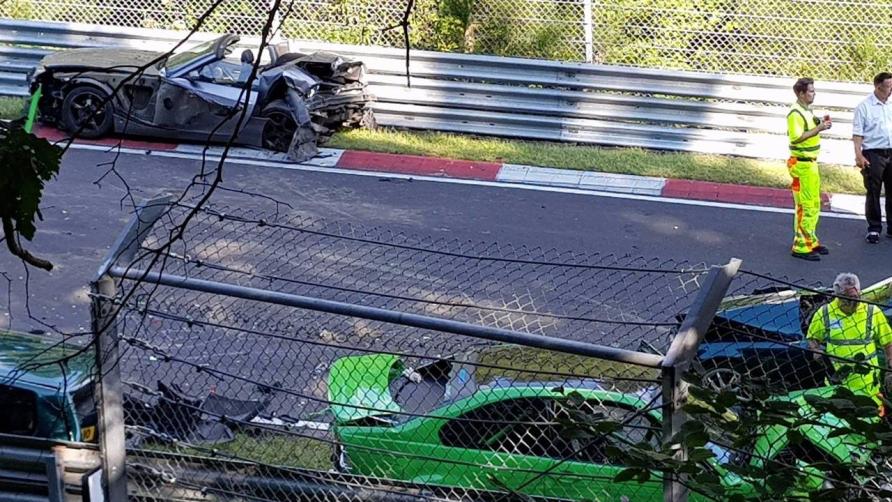 Enorme crash op Nürburgring met 10 auto's - TopGear Nederland