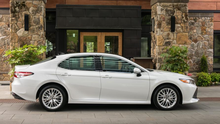 Toyota Camry wordt hatch-pickup door vrachtwagen - TopGear