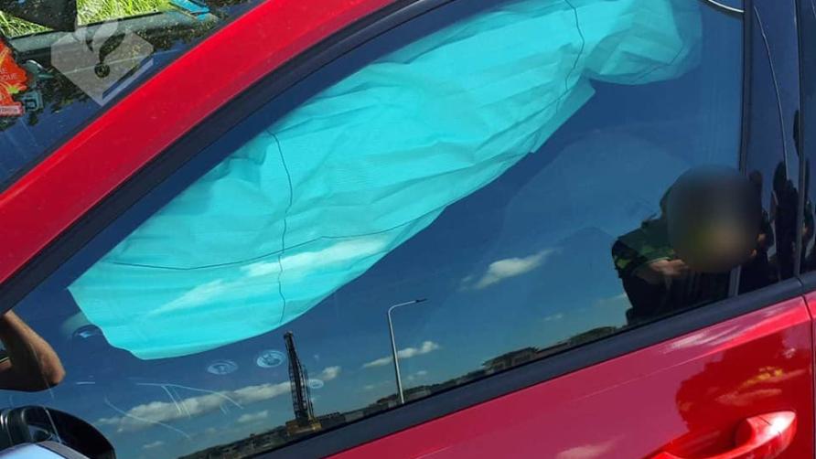 Politie plukt zwaarbeschadigde Golf R van de snelweg - TopGear