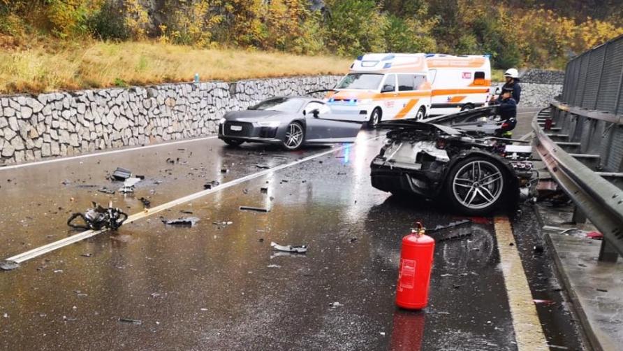 Audi R8 doormidden na crash in Italië - TopGear Nederland