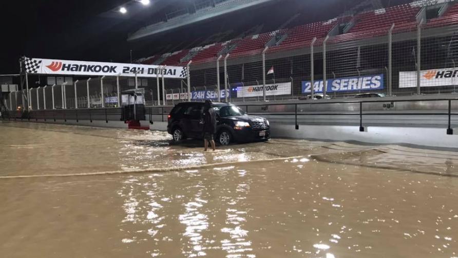 Overstroming Dubai verdrinkt auto’s - TopGear Nederland