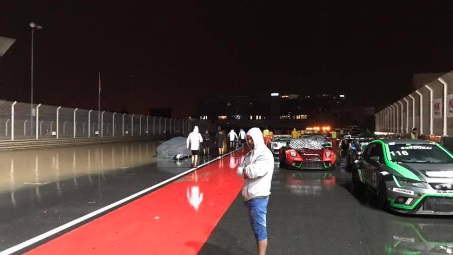 Overstroming Dubai verdrinkt auto’s - TopGear Nederland