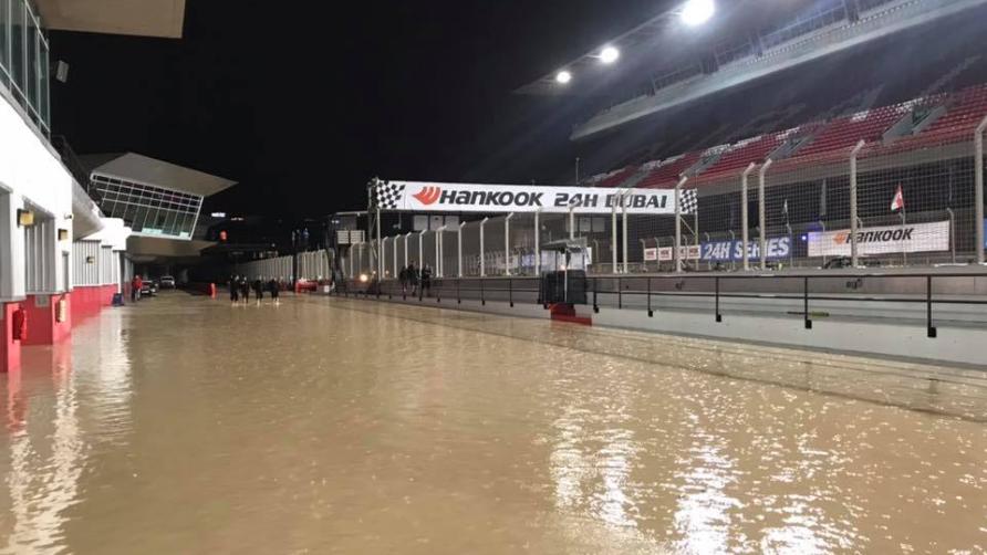 Overstroming Dubai verdrinkt auto’s - TopGear Nederland