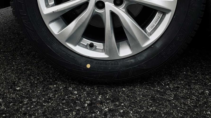 Waarom zit er vaak een rode of gele stip op autobanden?