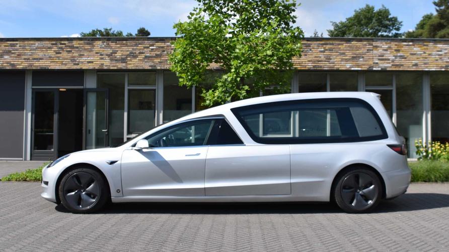 Deze Tesla lijkwagen komt uit Nederland en staat te koop