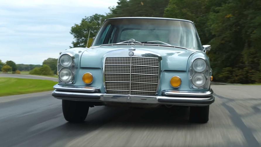 Mercedes 280 SE restomod heeft een AMG V8-motor - TopGear