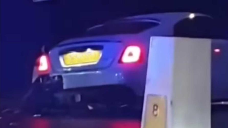 Voetballer Rashford crasht Rolls-Royce Wraith Black Badge - TopGear