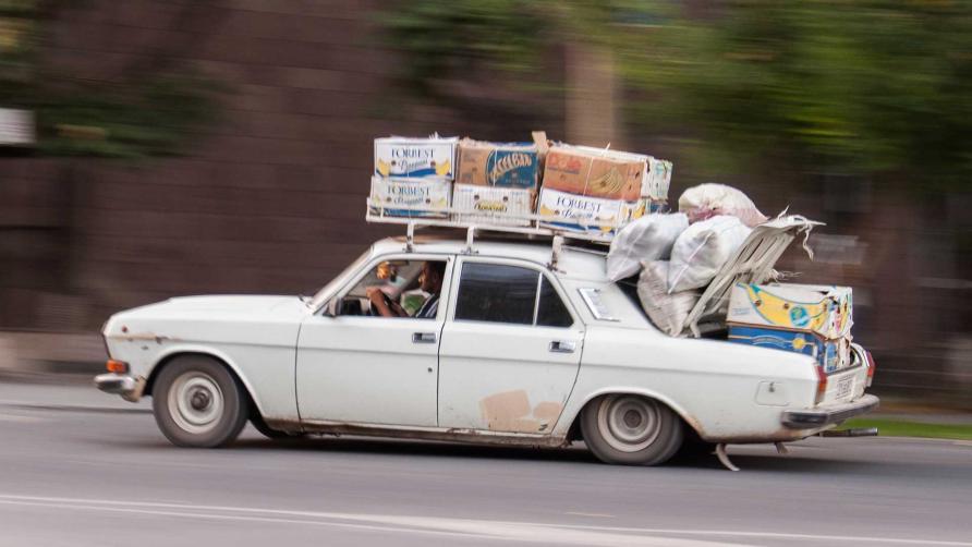 Kun je een boete krijgen voor het rijden met een open achterklep? - TopGear