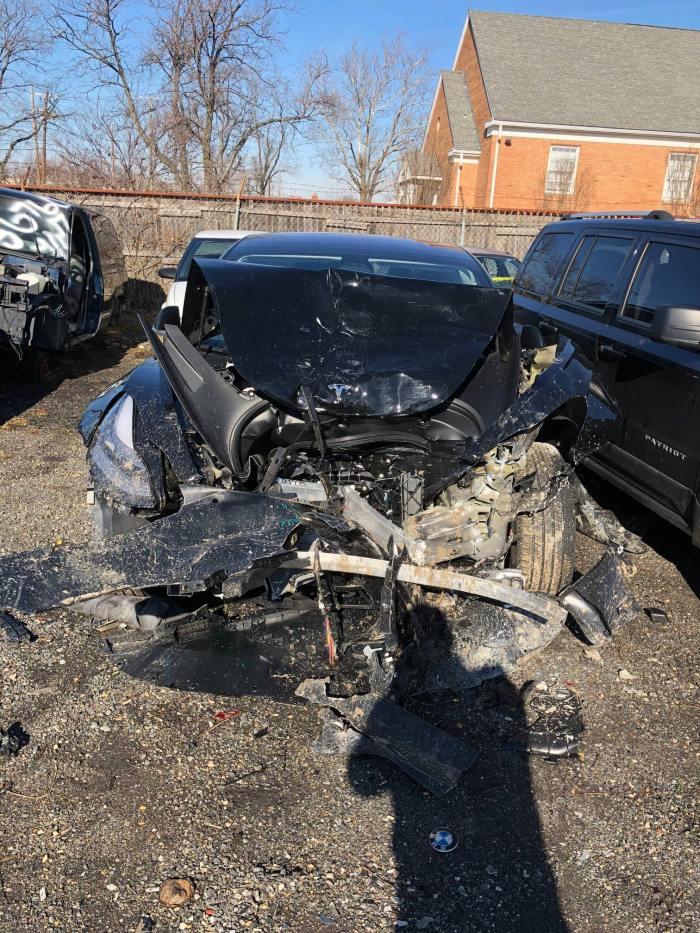 Tesla Model 3 crasht met 100 km/u - TopGear Nederland