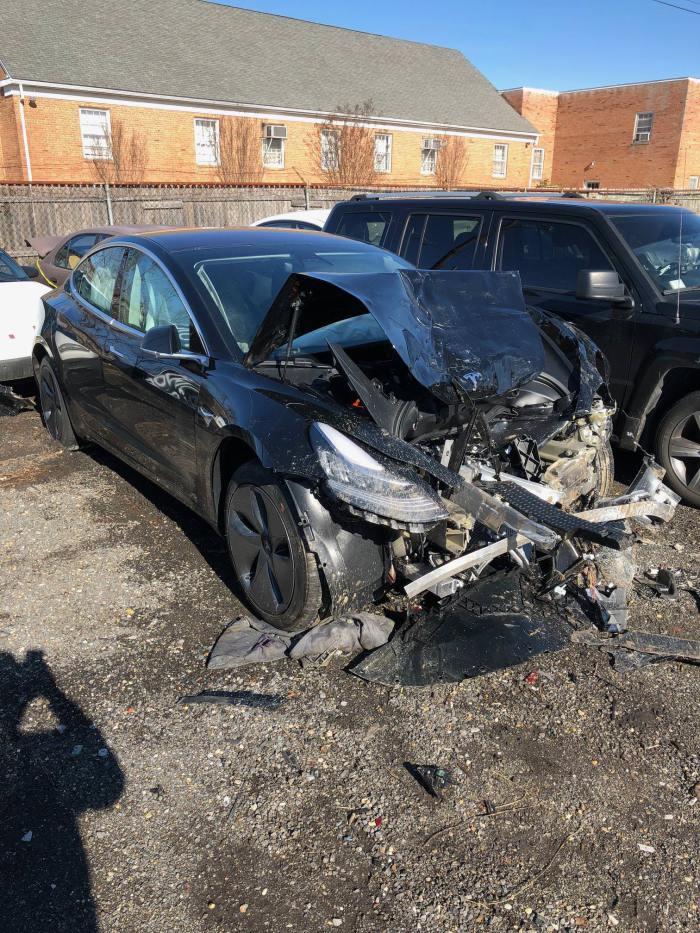 Tesla Model 3 crasht met 100 km/u - TopGear Nederland
